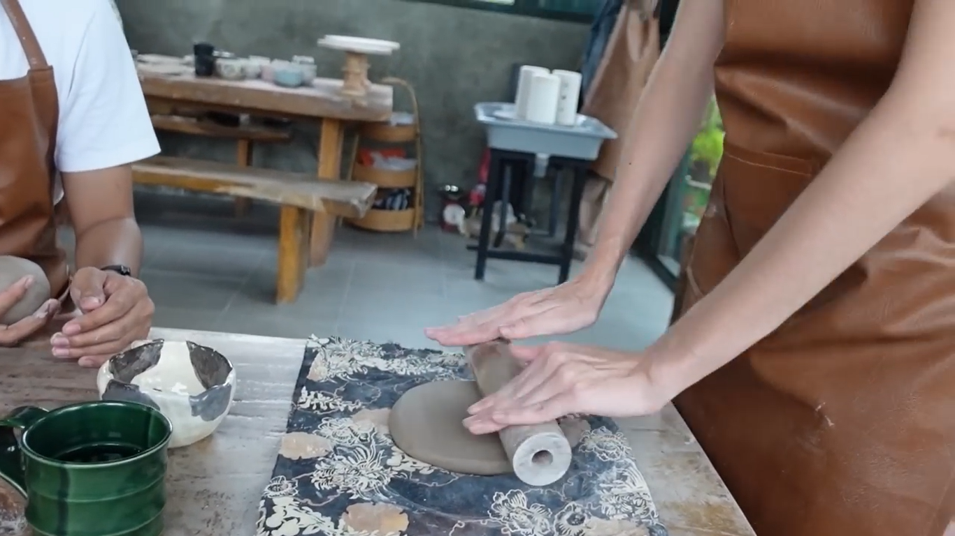 Turah Parthayana – Yang Seru di Bali? Bikin Keramik bareng Cewek Rusia