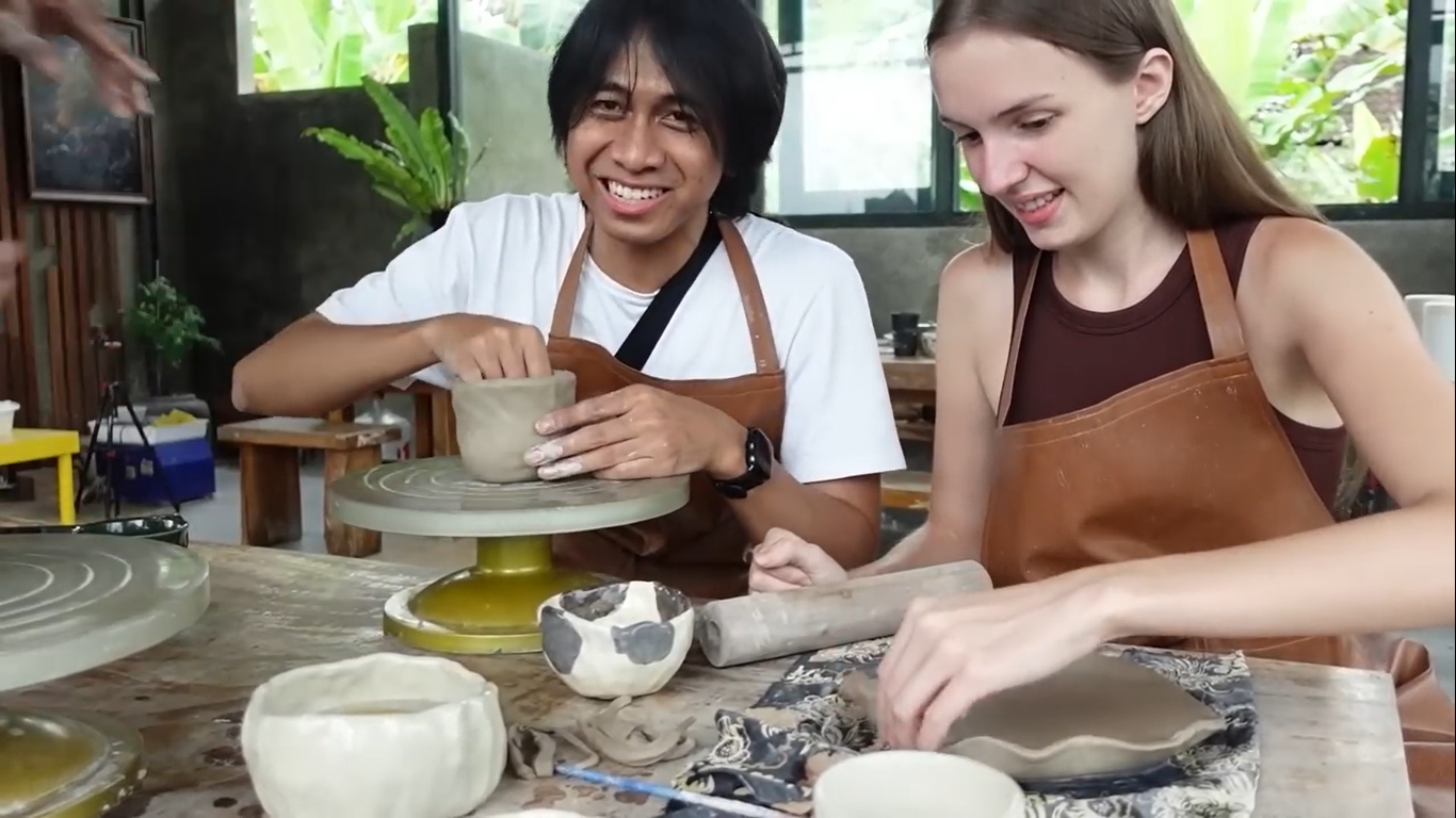 Turah Parthayana – Yang Seru di Bali? Bikin Keramik bareng Cewek Rusia