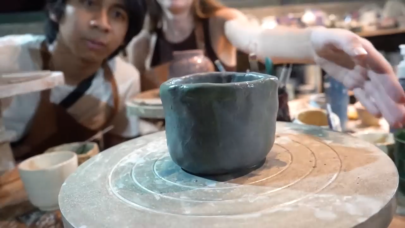 Turah Parthayana – Yang Seru di Bali? Bikin Keramik bareng Cewek Rusia