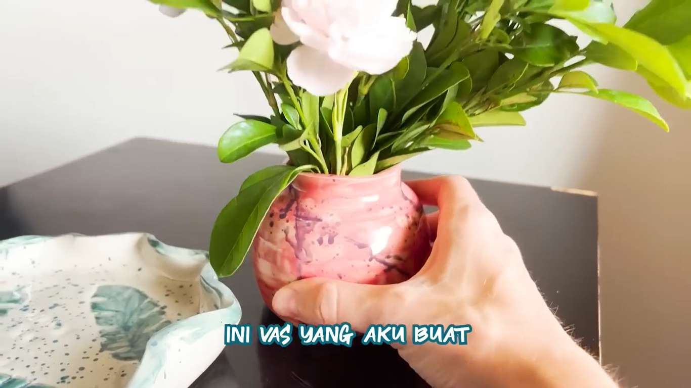 Turah Parthayana – Yang Seru di Bali? Bikin Keramik bareng Cewek Rusia