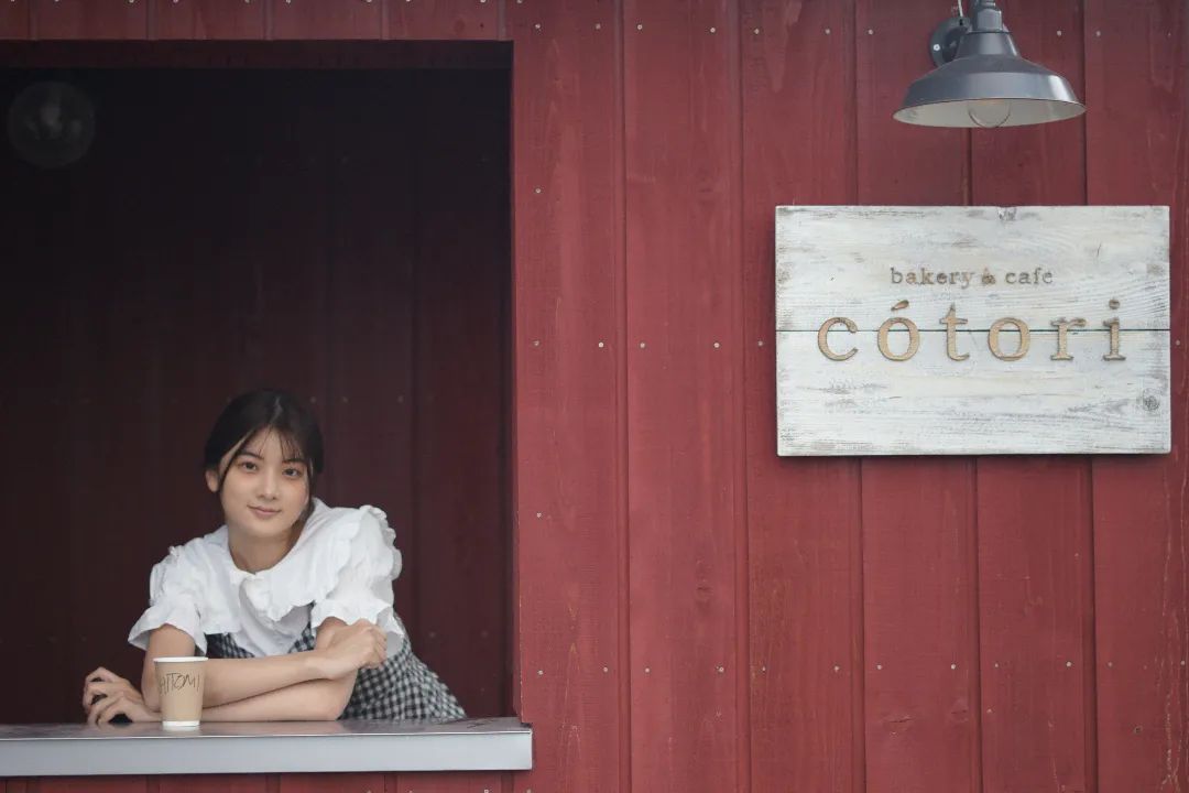 Debut Film Hitomi di Film “Roman Peony”