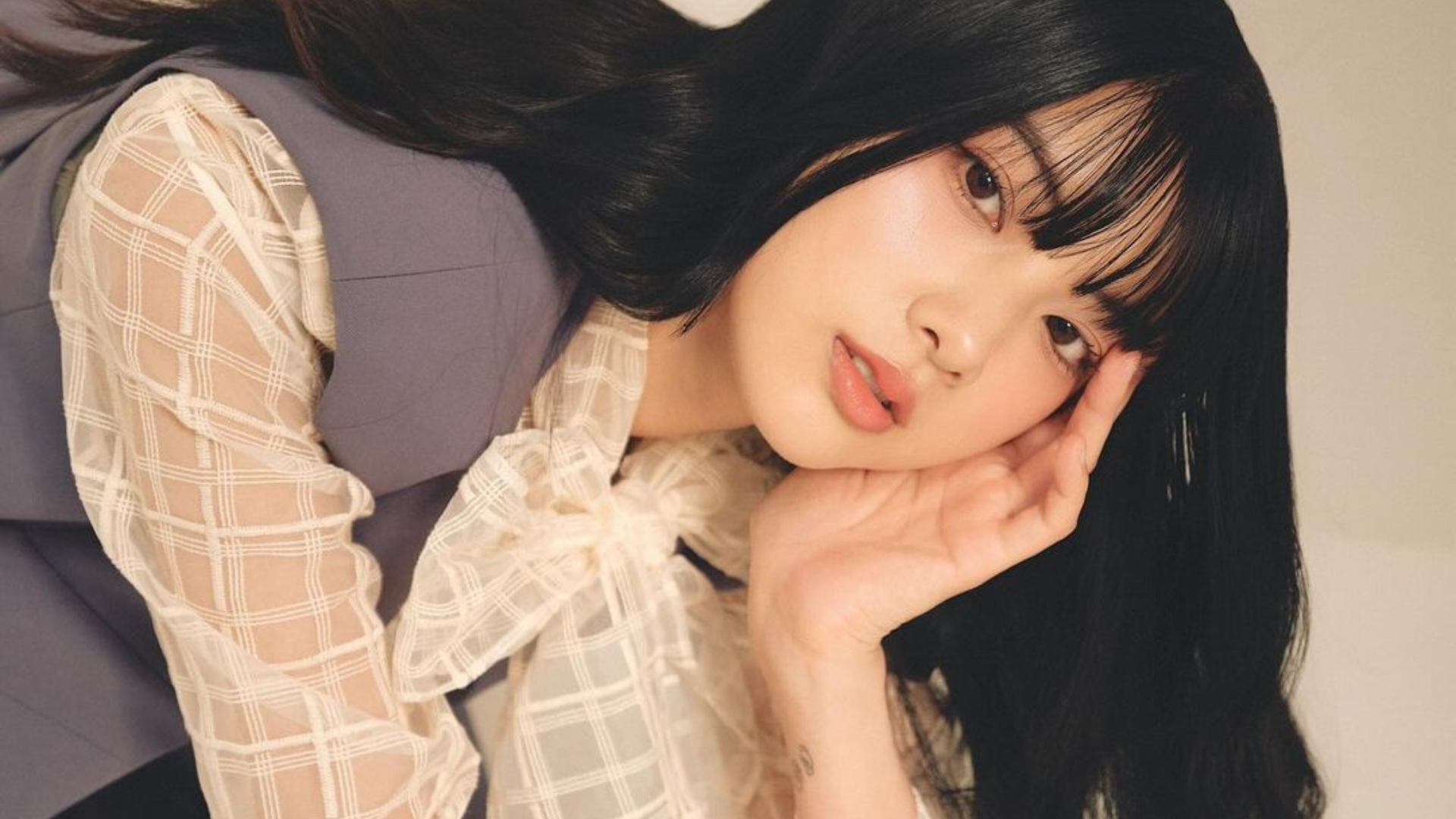 Foto Pemotretan Hitomi yang Bikin Pangling Semua Orang