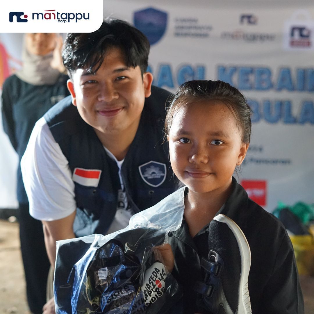 Mantappu Store Donasi 200 Buku Tulis dan Pakaian