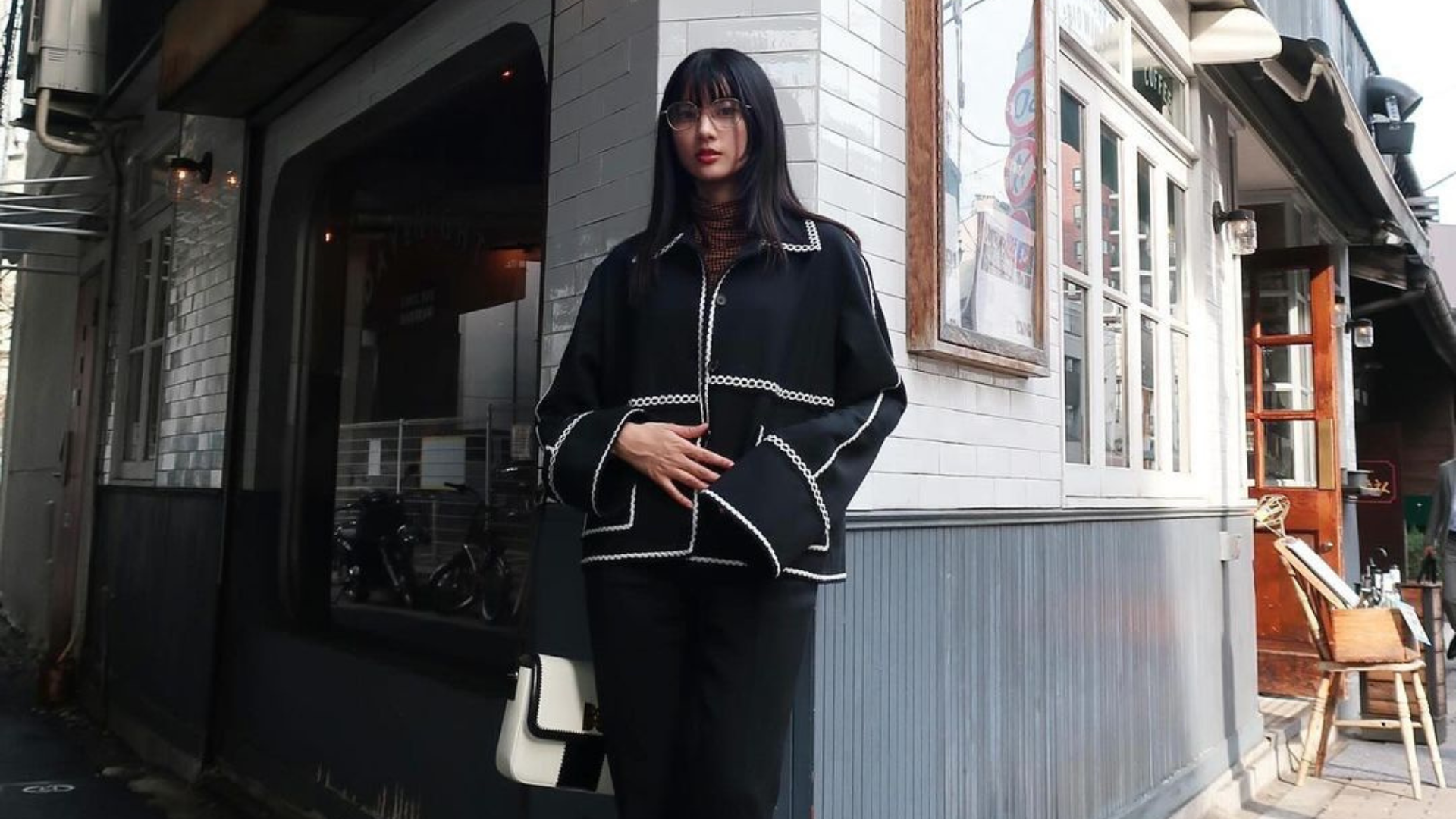 Gaya Bold Serba Hitam ala Hitomi